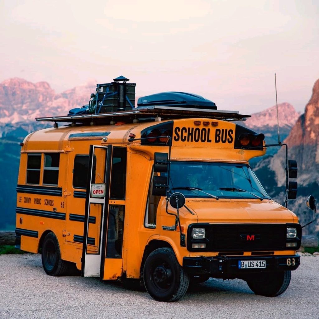 Wetravelbybus: Unterwegs im selbst ausgebauten US-Schulbus