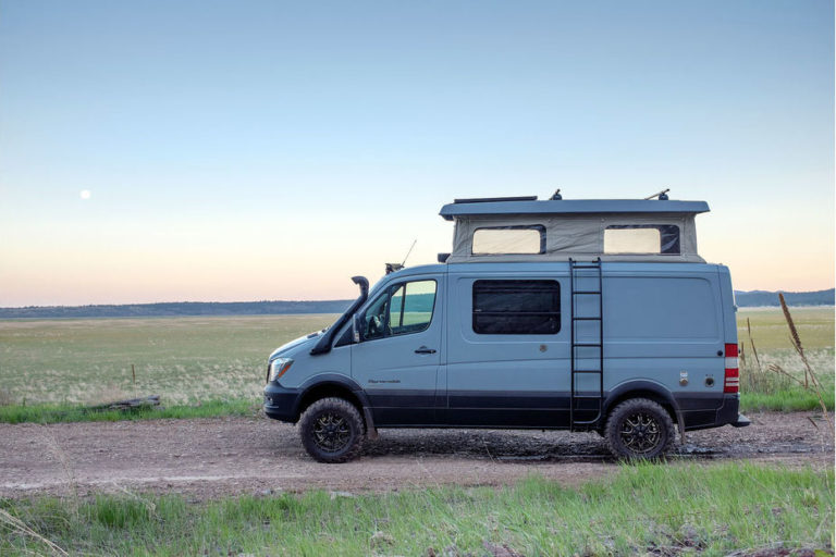 Allroad-Camper: 4x4 Mercedes Sprinter von Sportsmobile