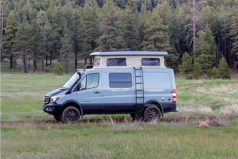 Allroad-Camper: 4x4 Mercedes Sprinter von Sportsmobile
