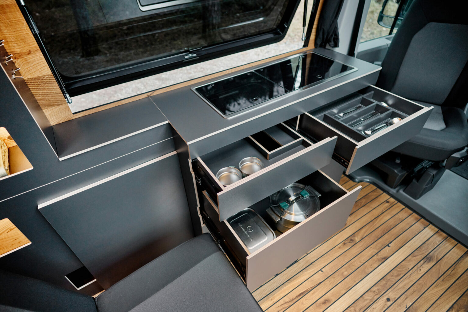Camper XL von Custom-Bus: Bulli-Grundriss im VW Crafter. Dazu ein Bad.
