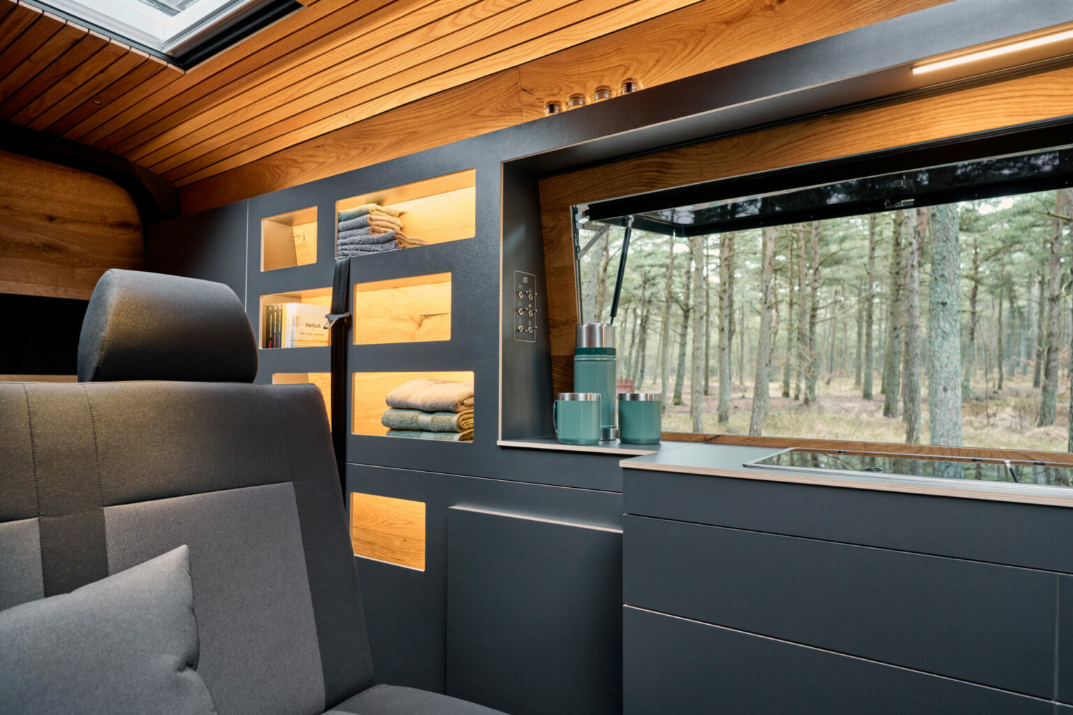 Camper XL von Custom-Bus: Bulli-Grundriss im VW Crafter. Dazu ein Bad.