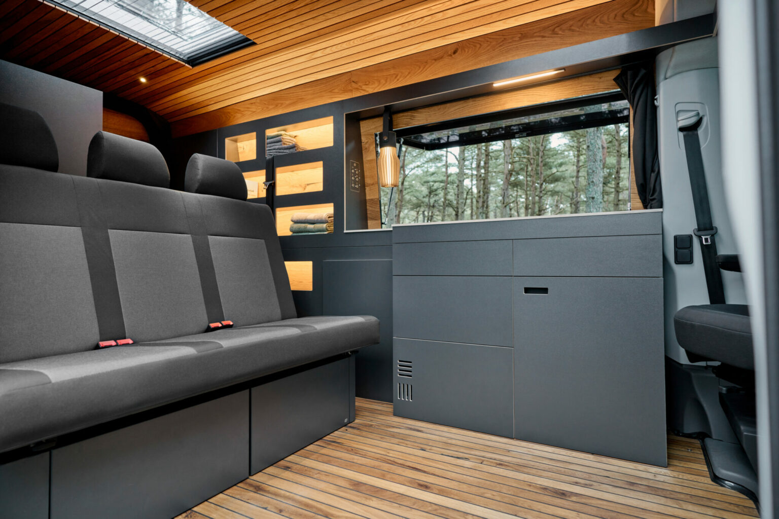 Camper XL von Custom-Bus: Bulli-Grundriss im VW Crafter. Dazu ein Bad.