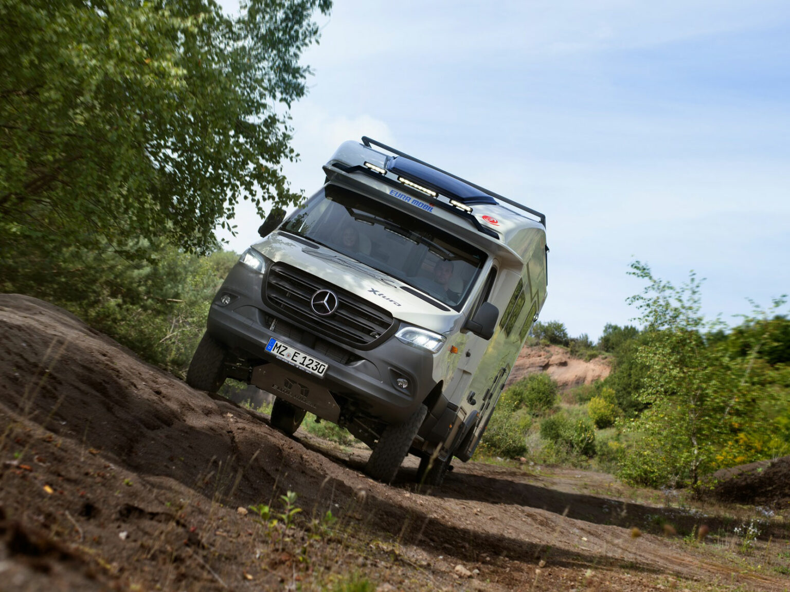 Eura Mobil Xtura 686 EF: Teilintegrierter Offroad-Camper auf Mercedes Sprinter 4x4