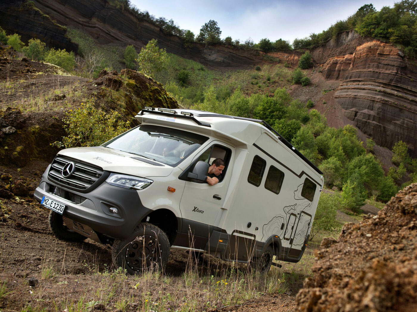 Eura Mobil Xtura 686 EF: Teilintegrierter Offroad-Camper auf Mercedes Sprinter 4x4